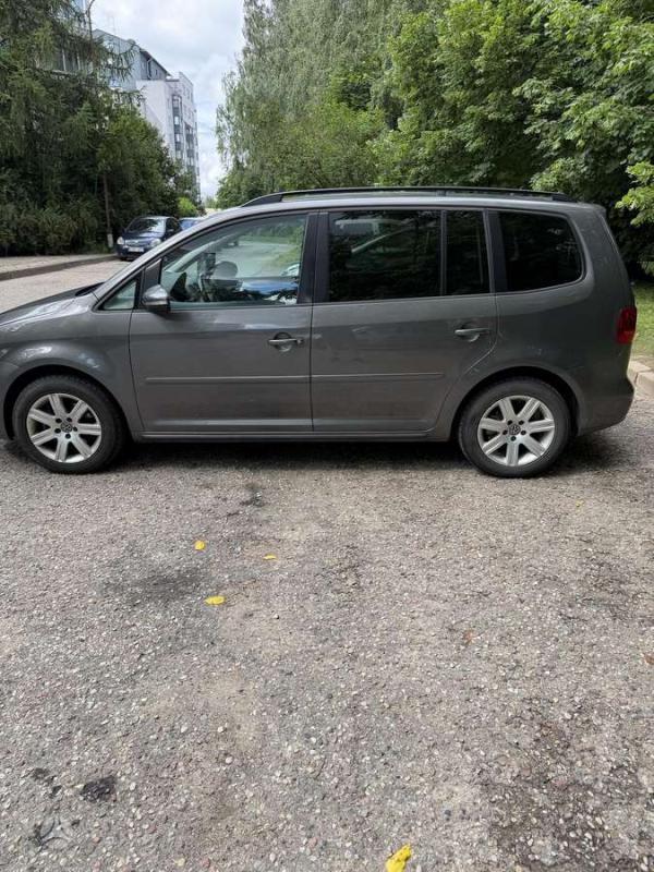 Grey Volkswagen Touran 2011 in Vilnius, with an engine capacity of 1.60 L and mileage of 320 thousand km for 4300 €, photo 6 on AUTOMOTO.COM.LV