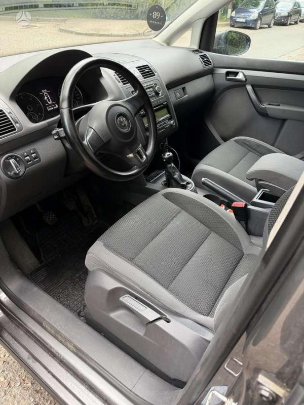 Grey Volkswagen Touran 2011 in Vilnius, with an engine capacity of 1.60 L and mileage of 320 thousand km for 4300 €, photo 7 on AUTOMOTO.COM.LV