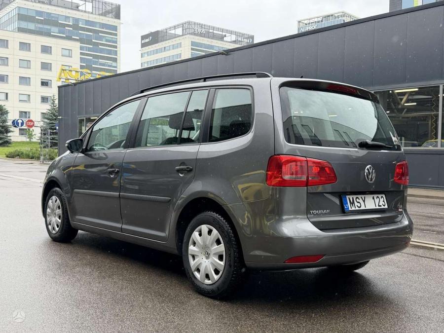 Grey Volkswagen Touran 2011 in Vilnius, with an engine capacity of 1.60 L and mileage of 207 thousand km for 4300 €, photo 4 on AUTOMOTO.COM.LV