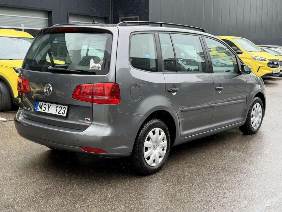 Grey Volkswagen Touran 2011 in Vilnius, with an engine capacity of 1.60 L and mileage of 207 thousand km for 4300 €, photo 5 on AUTOMOTO.COM.LV