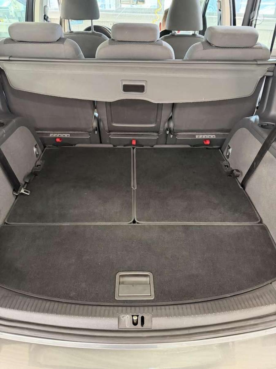 Grey Volkswagen Touran 2011 in Vilnius, with an engine capacity of 1.60 L and mileage of 207 thousand km for 4300 €, photo 7 on AUTOMOTO.COM.LV