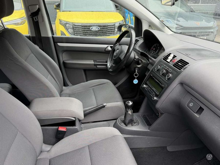 Grey Volkswagen Touran 2011 in Vilnius, with an engine capacity of 1.60 L and mileage of 207 thousand km for 4300 €, photo 10 on AUTOMOTO.COM.LV
