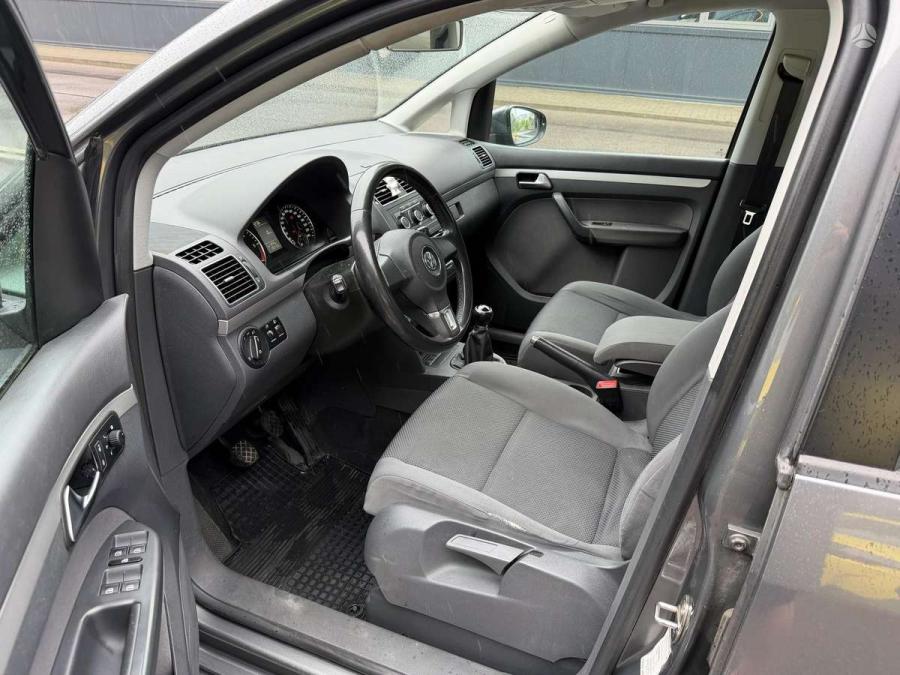 Grey Volkswagen Touran 2011 in Vilnius, with an engine capacity of 1.60 L and mileage of 207 thousand km for 4300 €, photo 11 on AUTOMOTO.COM.LV