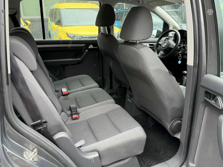 Grey Volkswagen Touran 2011 in Vilnius, with an engine capacity of 1.60 L and mileage of 207 thousand km for 4300 €, photo 12 on AUTOMOTO.COM.LV