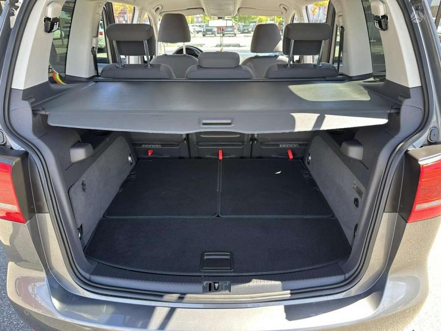Pelēks Volkswagen Touran 2011 Klaipėda, ar dzinēja tilpumu 1.60 L un nobraukumu 260 tūkst. km par 6500 €, foto 12 vietnē AUTOMOTO.COM.LV