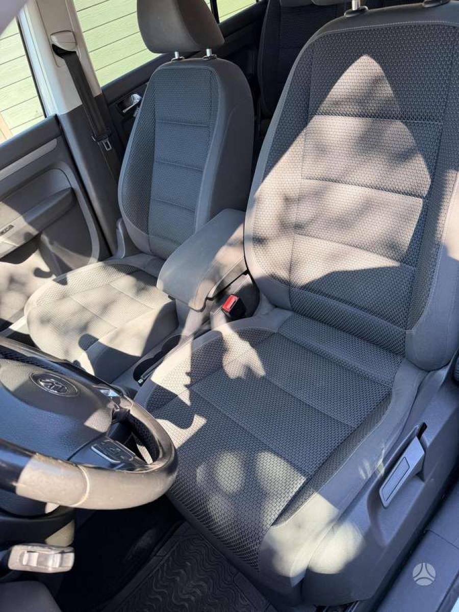 Pelēks Volkswagen Touran 2011 Šauļi, ar dzinēja tilpumu 1.60 L un nobraukumu 318 tūkst. km par 4550 €, foto 7 vietnē AUTOMOTO.COM.LV
