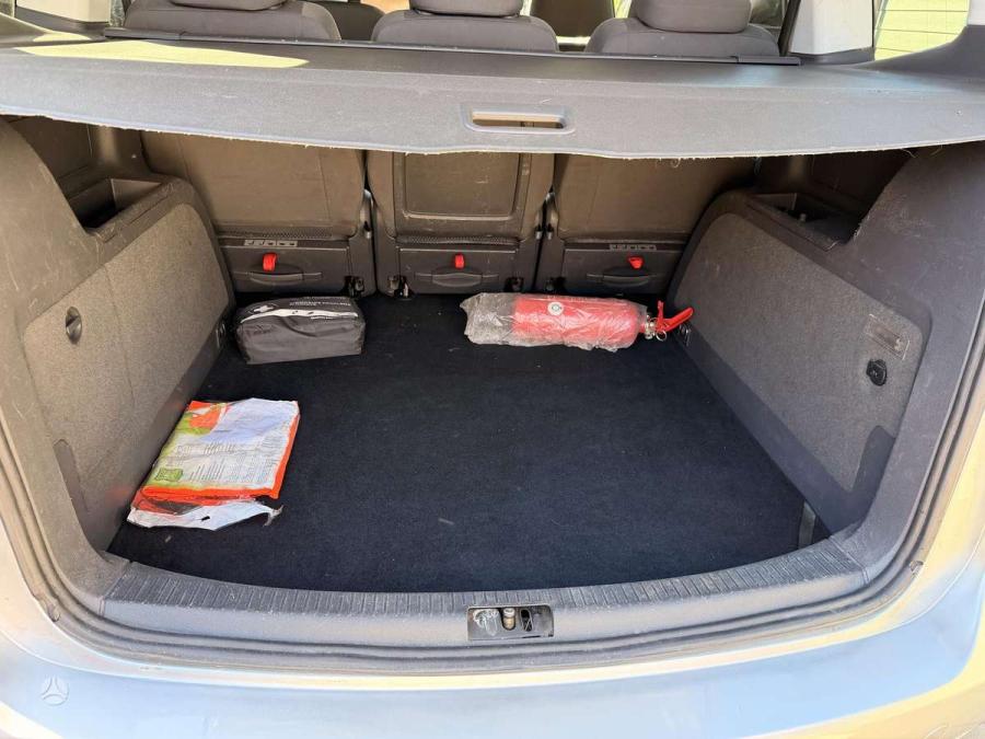 Pelēks Volkswagen Touran 2011 Šauļi, ar dzinēja tilpumu 1.60 L un nobraukumu 318 tūkst. km par 4550 €, foto 9 vietnē AUTOMOTO.COM.LV