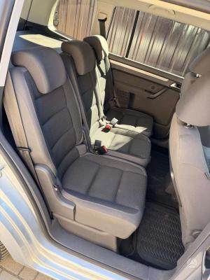 Pelēks Volkswagen Touran 2011 Šauļi, ar dzinēja tilpumu 1.60 L un nobraukumu 318 tūkst. km par 4550 €, foto 10 vietnē AUTOMOTO.COM.LV