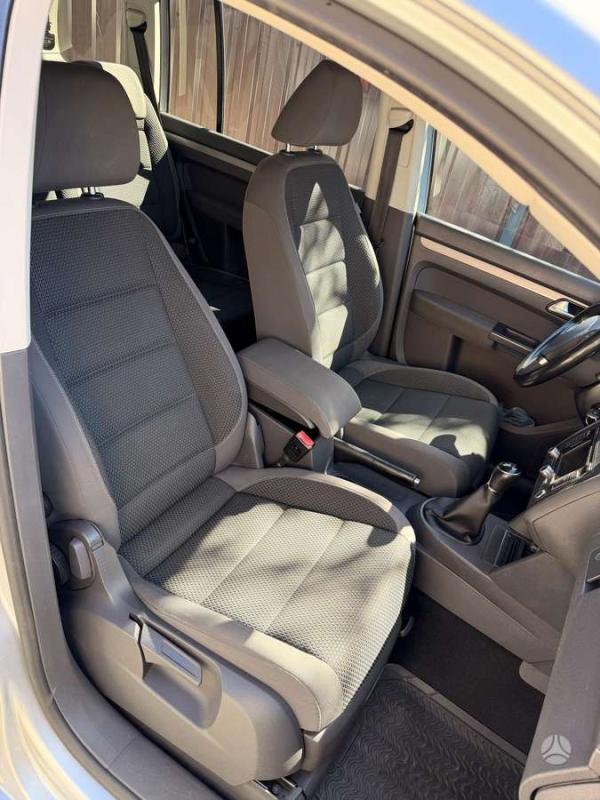 Pelēks Volkswagen Touran 2011 Šauļi, ar dzinēja tilpumu 1.60 L un nobraukumu 318 tūkst. km par 4550 €, foto 10 vietnē AUTOMOTO.COM.LV