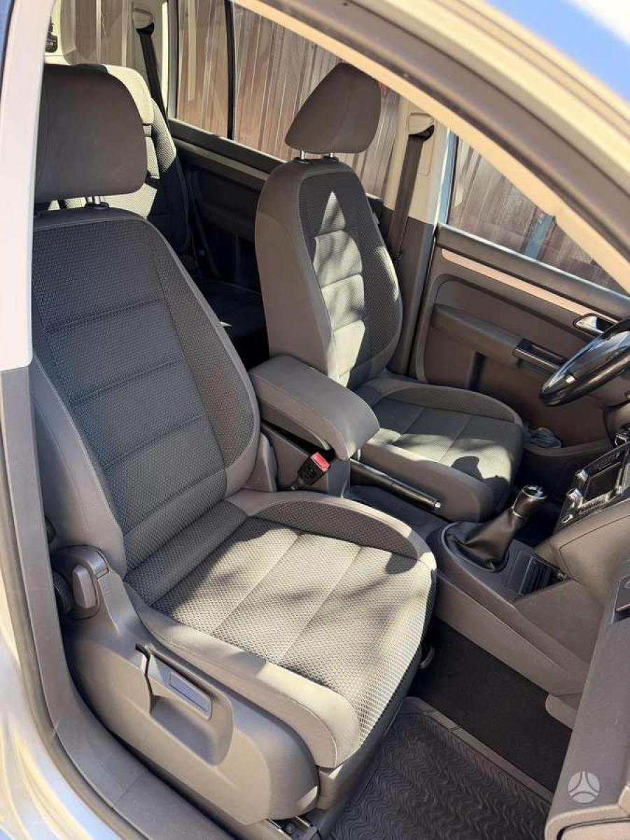 Pelēks Volkswagen Touran 2011 Šauļi, ar dzinēja tilpumu 1.60 L un nobraukumu 318 tūkst. km par 4550 €, foto 11 vietnē AUTOMOTO.COM.LV