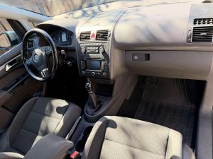 Pelēks Volkswagen Touran 2011 Šauļi, ar dzinēja tilpumu 1.60 L un nobraukumu 318 tūkst. km par 4550 €, foto 12 vietnē AUTOMOTO.COM.LV