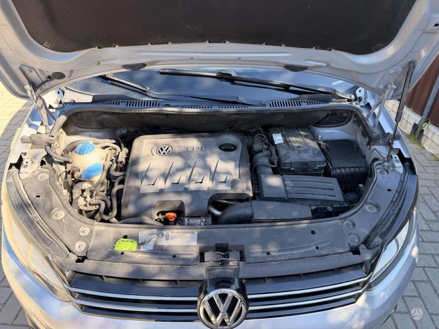 Pelēks Volkswagen Touran 2011 Šauļi, ar dzinēja tilpumu 1.60 L un nobraukumu 318 tūkst. km par 4550 €, foto 13 vietnē AUTOMOTO.COM.LV