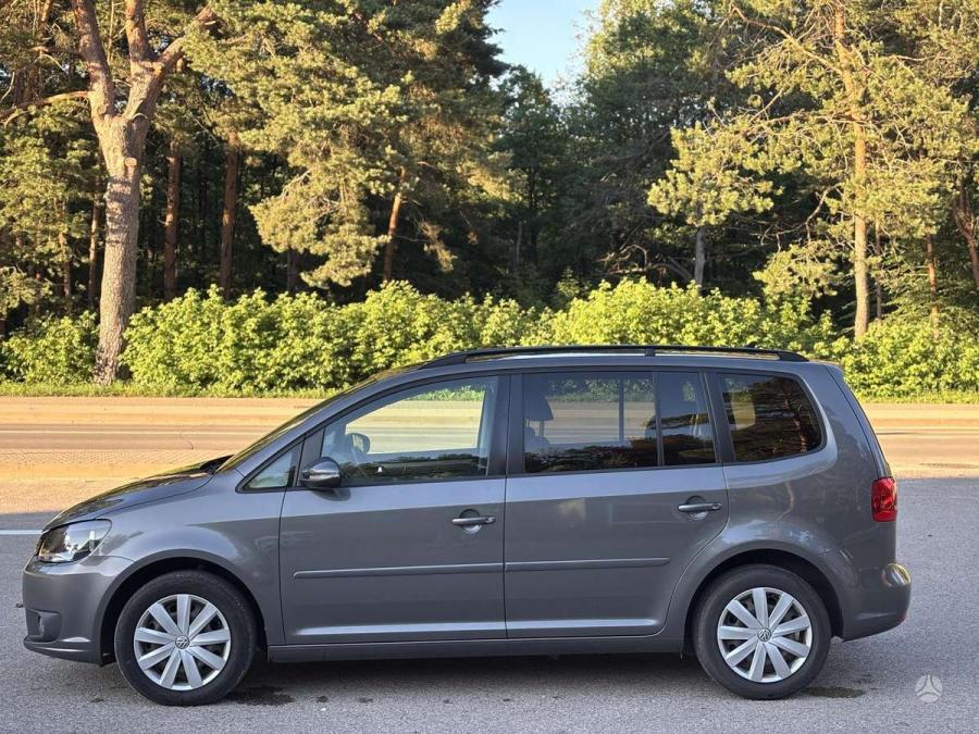 Pelēks Volkswagen Touran 2011 Druskininkai, ar dzinēja tilpumu 1.60 L un nobraukumu 295 tūkst. km par 5500 €, foto 5 vietnē AUTOMOTO.COM.LV