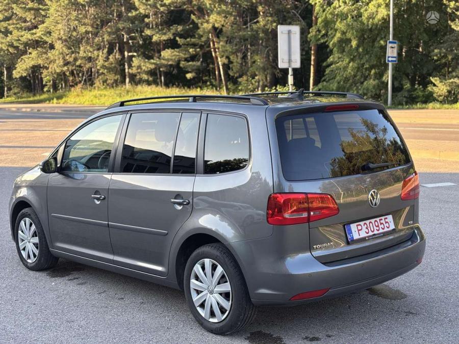 Pelēks Volkswagen Touran 2011 Druskininkai, ar dzinēja tilpumu 1.60 L un nobraukumu 295 tūkst. km par 5500 €, foto 6 vietnē AUTOMOTO.COM.LV
