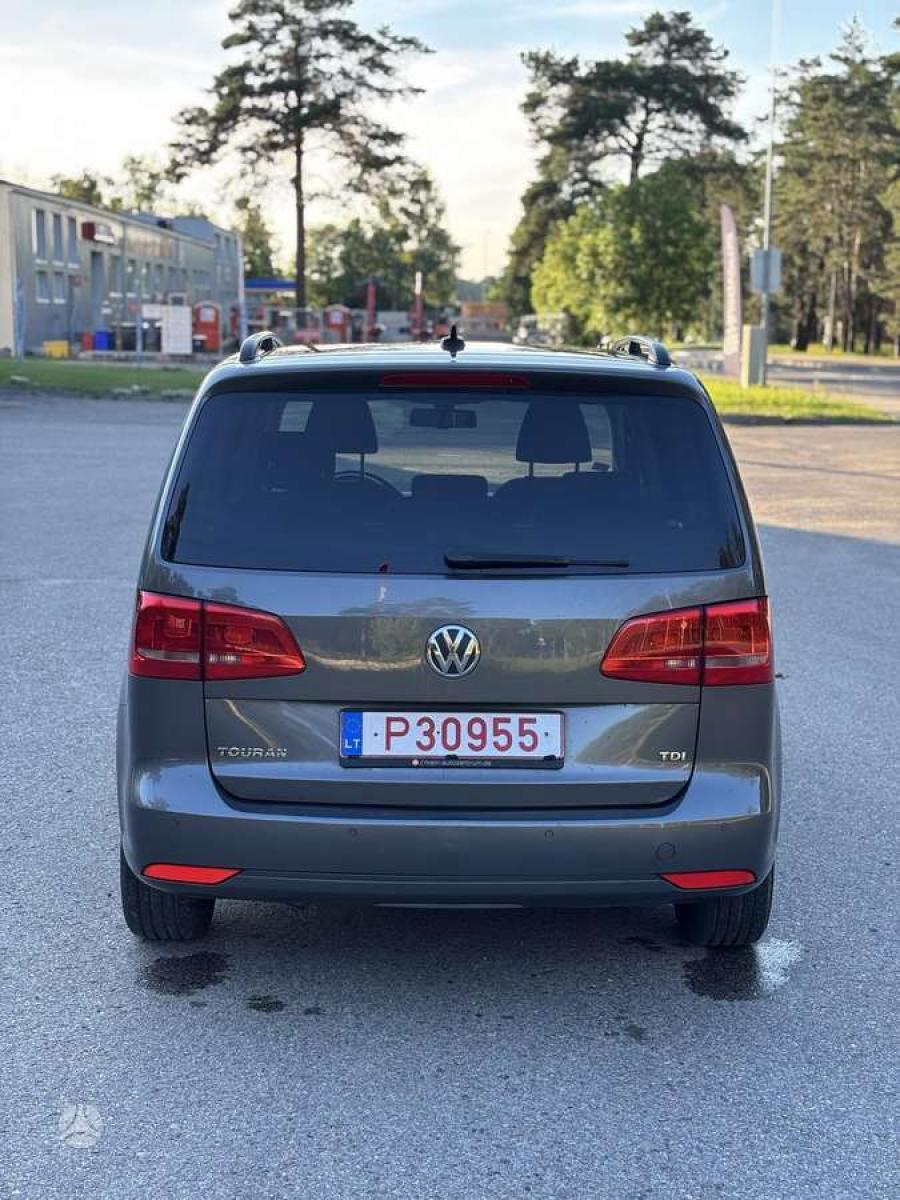Pelēks Volkswagen Touran 2011 Druskininkai, ar dzinēja tilpumu 1.60 L un nobraukumu 295 tūkst. km par 5500 €, foto 7 vietnē AUTOMOTO.COM.LV
