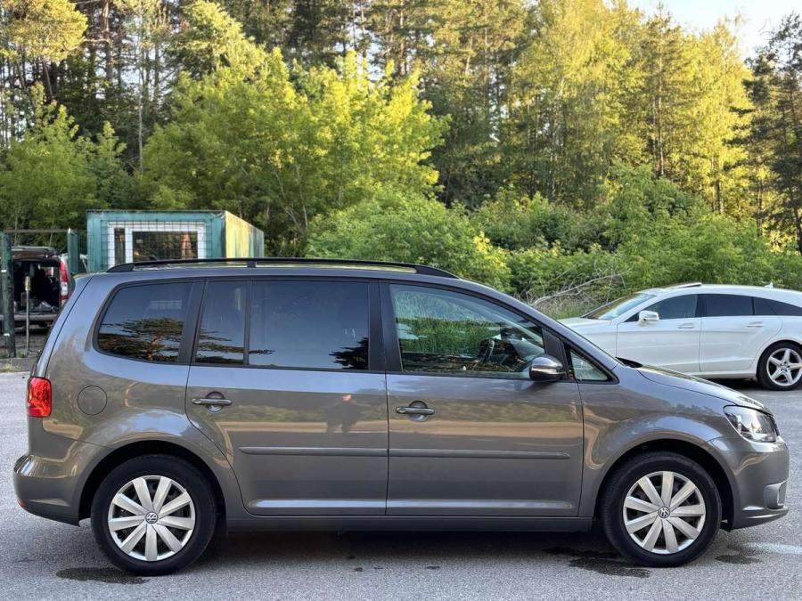 Pelēks Volkswagen Touran 2011 Druskininkai, ar dzinēja tilpumu 1.60 L un nobraukumu 295 tūkst. km par 5500 €, foto 9 vietnē AUTOMOTO.COM.LV