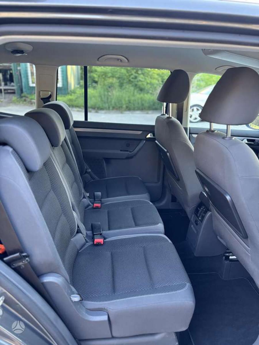 Pelēks Volkswagen Touran 2011 Druskininkai, ar dzinēja tilpumu 1.60 L un nobraukumu 295 tūkst. km par 5500 €, foto 10 vietnē AUTOMOTO.COM.LV
