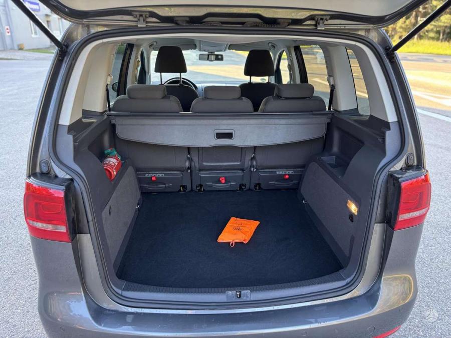 Pelēks Volkswagen Touran 2011 Druskininkai, ar dzinēja tilpumu 1.60 L un nobraukumu 295 tūkst. km par 5500 €, foto 11 vietnē AUTOMOTO.COM.LV
