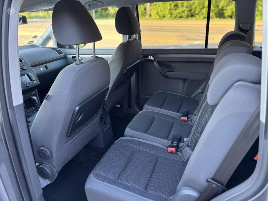 Pelēks Volkswagen Touran 2011 Druskininkai, ar dzinēja tilpumu 1.60 L un nobraukumu 295 tūkst. km par 5500 €, foto 12 vietnē AUTOMOTO.COM.LV