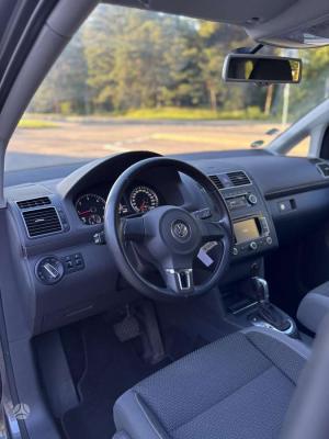Pelēks Volkswagen Touran 2011 Druskininkai, ar dzinēja tilpumu 1.60 L un nobraukumu 295 tūkst. km par 5500 €, foto 13 vietnē AUTOMOTO.COM.LV