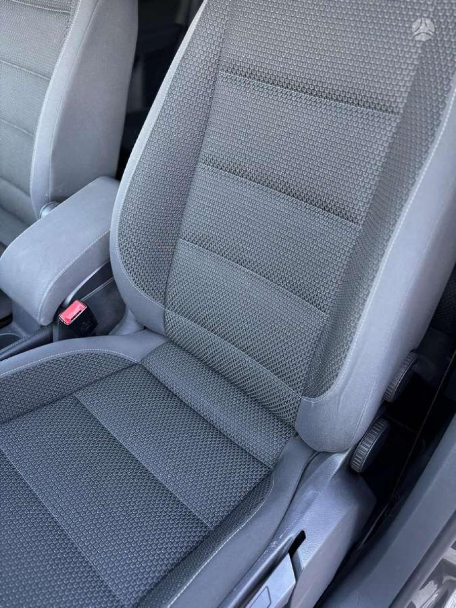 Pelēks Volkswagen Touran 2011 Druskininkai, ar dzinēja tilpumu 1.60 L un nobraukumu 295 tūkst. km par 5500 €, foto 15 vietnē AUTOMOTO.COM.LV