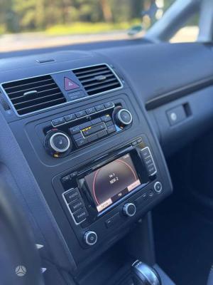 Pelēks Volkswagen Touran 2011 Druskininkai, ar dzinēja tilpumu 1.60 L un nobraukumu 295 tūkst. km par 5500 €, foto 16 vietnē AUTOMOTO.COM.LV