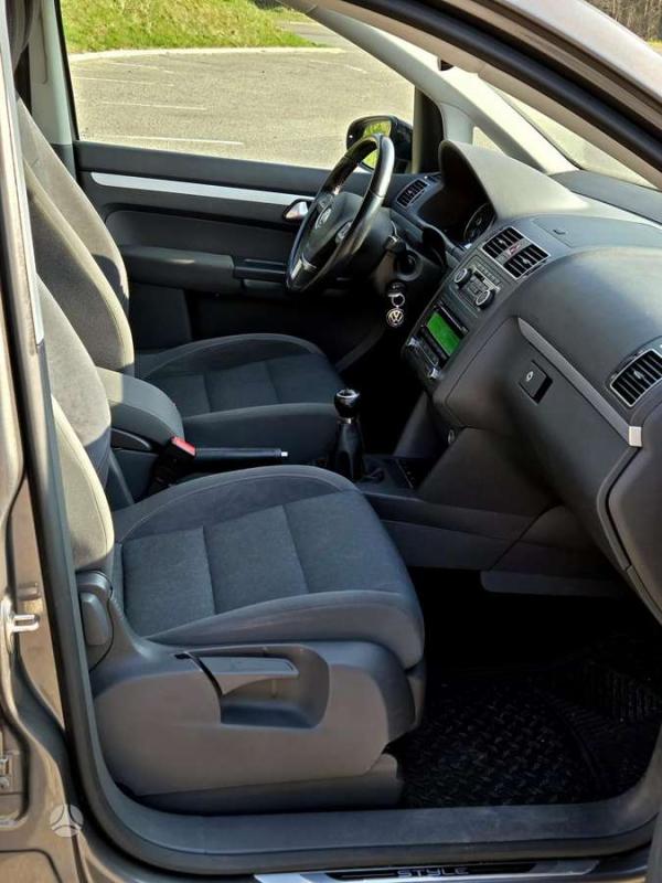 Grey Volkswagen Touran 2011 in Klaipeda, with an engine capacity of 1.20 L and mileage of 176 thousand km for 5600 €, photo 8 on AUTOMOTO.COM.LV