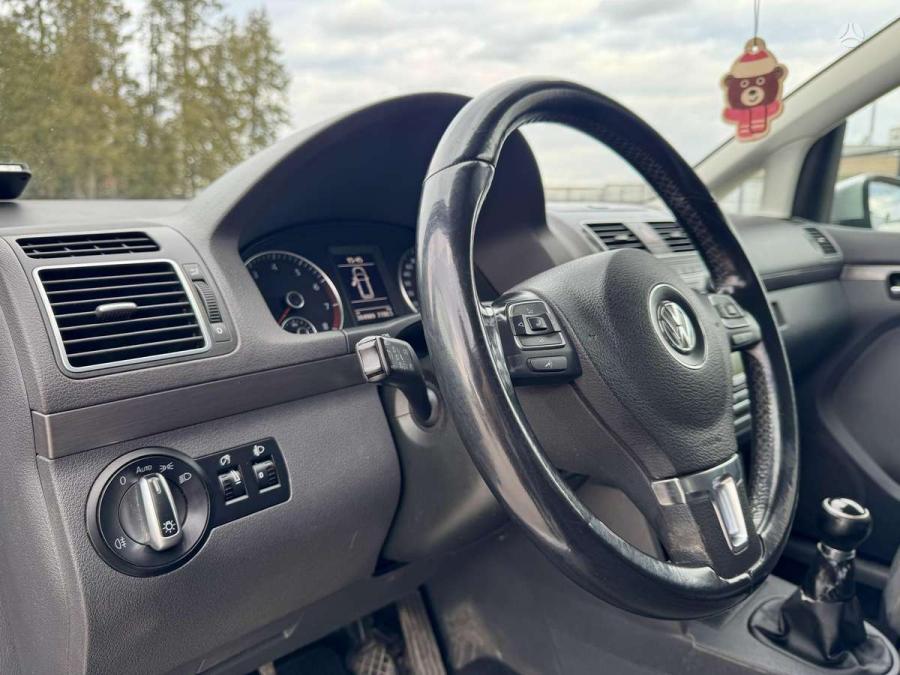 Grey Volkswagen Touran 2011 in Panevezys, with an engine capacity of 1.20 L and mileage of 305 thousand km for 2750 €, photo 11 on AUTOMOTO.COM.LV