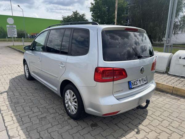 Grey Volkswagen Touran 2011 in Kaunas, with an engine capacity of 1.60 L and mileage of 228 thousand km for 5500 €, photo 4 on AUTOMOTO.COM.LV