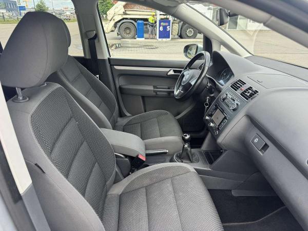Grey Volkswagen Touran 2011 in Kaunas, with an engine capacity of 1.60 L and mileage of 228 thousand km for 5500 €, photo 9 on AUTOMOTO.COM.LV