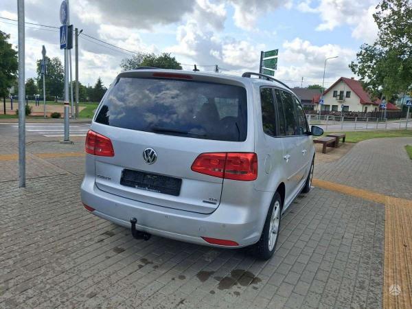 Grey Volkswagen Touran 2011 in Raseiniai, with an engine capacity of 1.60 L and mileage of 217 thousand km for 2999 €, photo 5 on AUTOMOTO.COM.LV