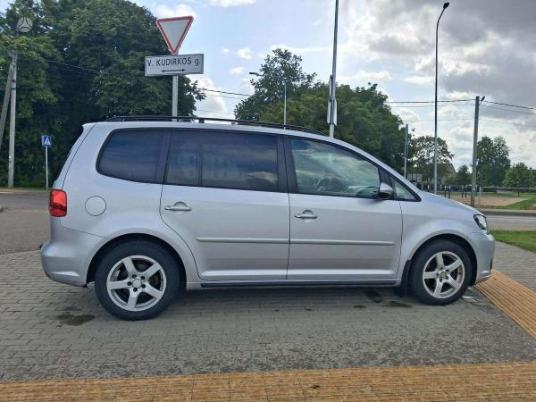 Grey Volkswagen Touran 2011 in Raseiniai, with an engine capacity of 1.60 L and mileage of 217 thousand km for 2999 €, photo 8 on AUTOMOTO.COM.LV