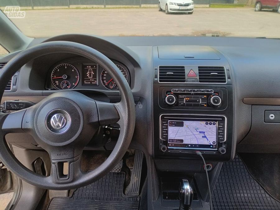 Pelēks Volkswagen Touran 2011 Šauļi, ar dzinēja tilpumu 1.60 L un nobraukumu 195 tūkst. km par 5200 €, foto 1 vietnē AUTOMOTO.COM.LV