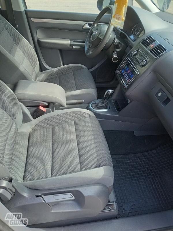 Pelēks Volkswagen Touran 2011 Šauļi, ar dzinēja tilpumu 1.60 L un nobraukumu 195 tūkst. km par 5200 €, foto 10 vietnē AUTOMOTO.COM.LV