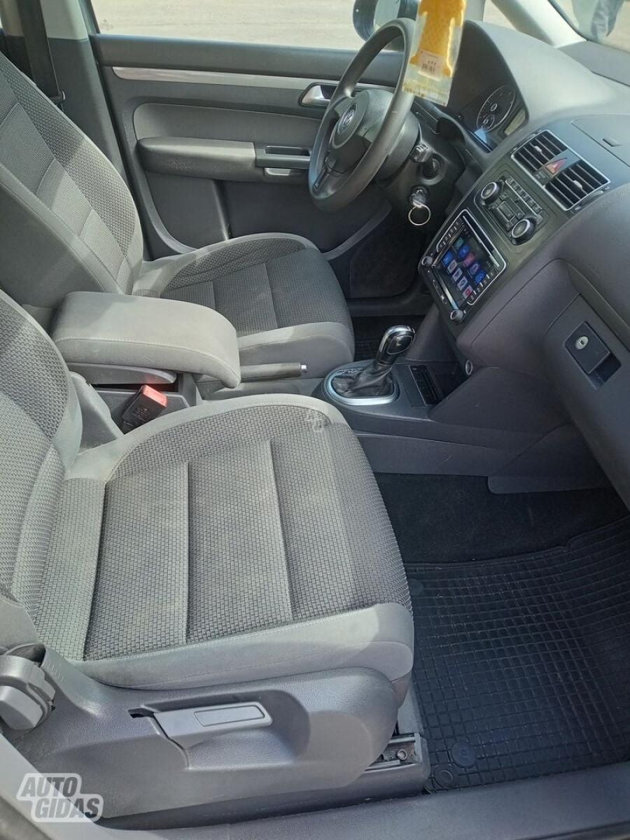 Pelēks Volkswagen Touran 2011 Šauļi, ar dzinēja tilpumu 1.60 L un nobraukumu 195 tūkst. km par 5200 €, foto 11 vietnē AUTOMOTO.COM.LV