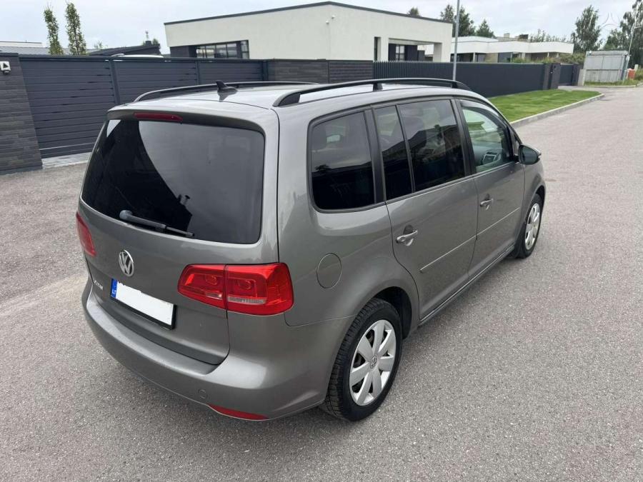 Pelēks Volkswagen Touran 2011 Kauņa, ar dzinēja tilpumu 1.60 L un nobraukumu 299 tūkst. km par 4850 €, foto 4 vietnē AUTOMOTO.COM.LV