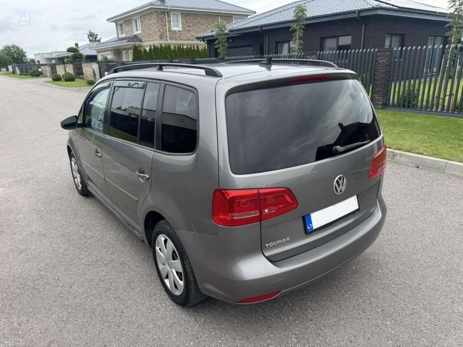 Pelēks Volkswagen Touran 2011 Kauņa, ar dzinēja tilpumu 1.60 L un nobraukumu 299 tūkst. km par 4850 €, foto 5 vietnē AUTOMOTO.COM.LV