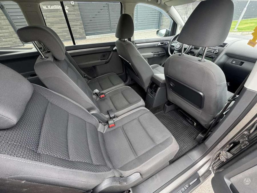 Pelēks Volkswagen Touran 2011 Kauņa, ar dzinēja tilpumu 1.60 L un nobraukumu 299 tūkst. km par 4850 €, foto 9 vietnē AUTOMOTO.COM.LV