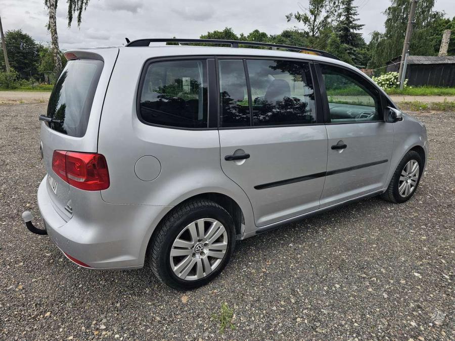 Pelēks Volkswagen Touran 2011 Kauņa, ar dzinēja tilpumu 1.60 L un nobraukumu 308 tūkst. km par 4300 €, foto 19 vietnē AUTOMOTO.COM.LV