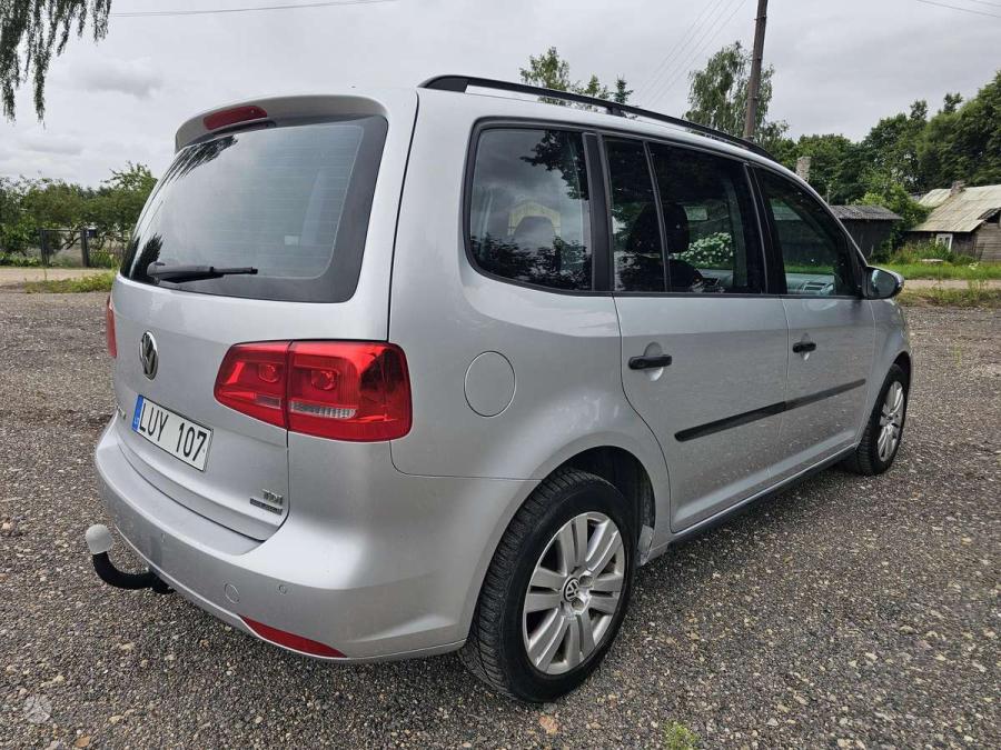 Pelēks Volkswagen Touran 2011 Kauņa, ar dzinēja tilpumu 1.60 L un nobraukumu 308 tūkst. km par 4300 €, foto 20 vietnē AUTOMOTO.COM.LV
