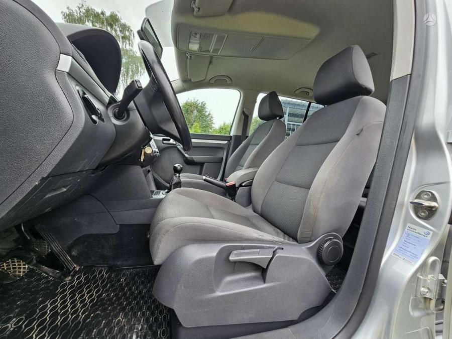 Pelēks Volkswagen Touran 2011 Kauņa, ar dzinēja tilpumu 1.60 L un nobraukumu 308 tūkst. km par 4300 €, foto 22 vietnē AUTOMOTO.COM.LV