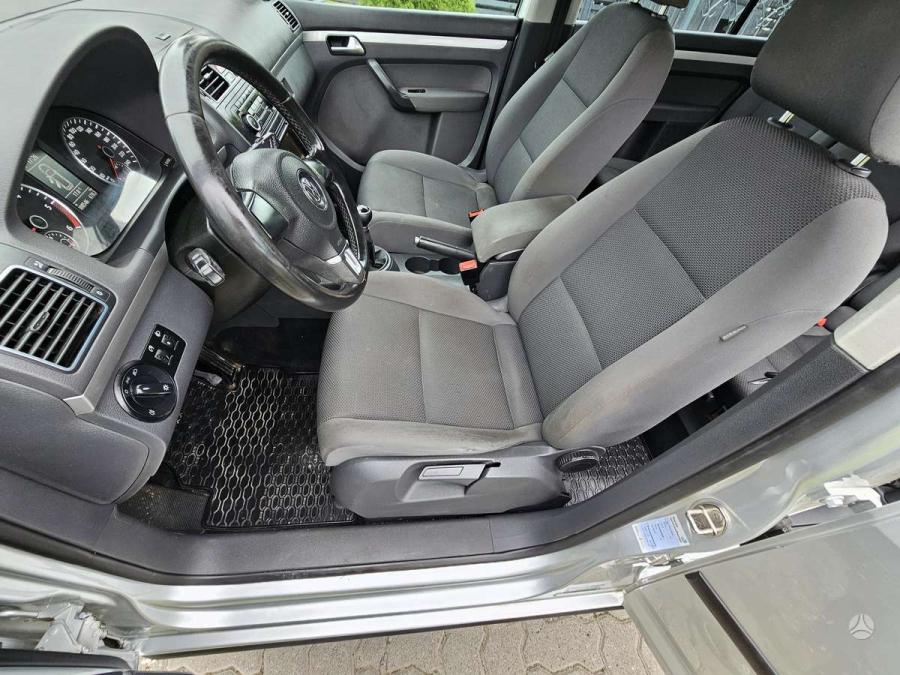 Pelēks Volkswagen Touran 2011 Kauņa, ar dzinēja tilpumu 1.60 L un nobraukumu 308 tūkst. km par 4300 €, foto 23 vietnē AUTOMOTO.COM.LV