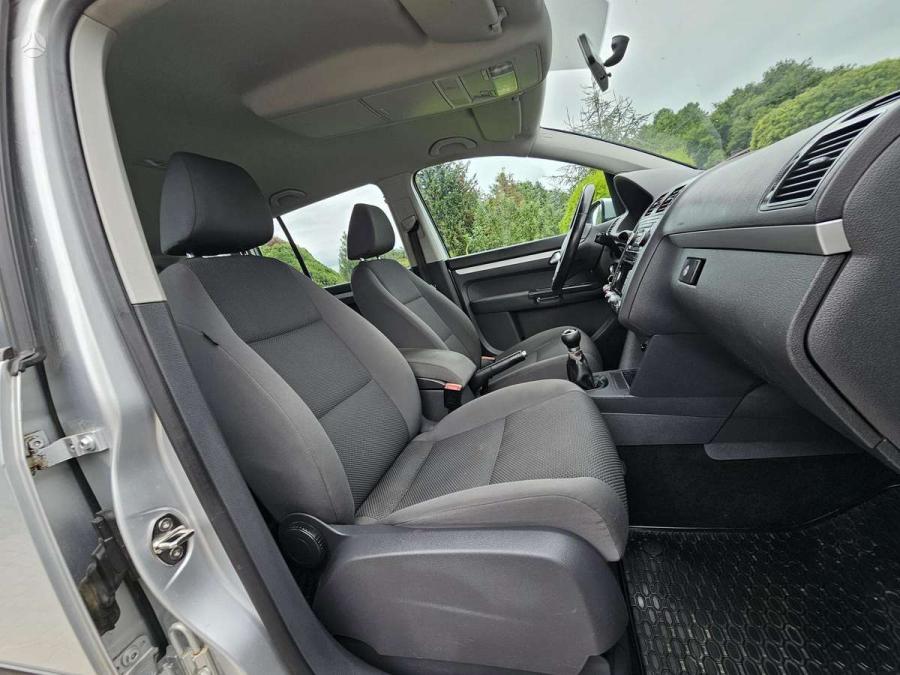 Pelēks Volkswagen Touran 2011 Kauņa, ar dzinēja tilpumu 1.60 L un nobraukumu 308 tūkst. km par 4300 €, foto 24 vietnē AUTOMOTO.COM.LV