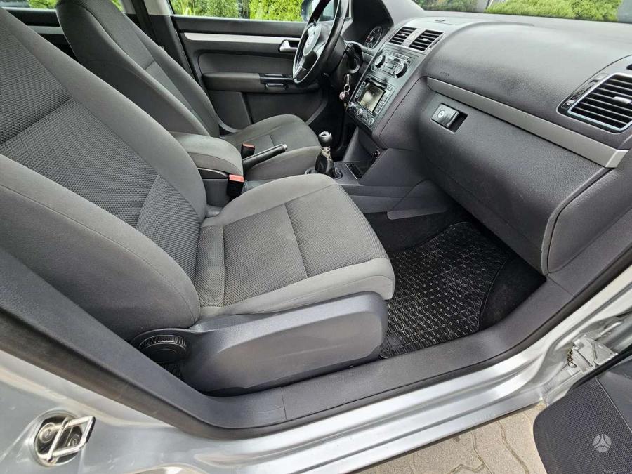 Pelēks Volkswagen Touran 2011 Kauņa, ar dzinēja tilpumu 1.60 L un nobraukumu 308 tūkst. km par 4300 €, foto 25 vietnē AUTOMOTO.COM.LV