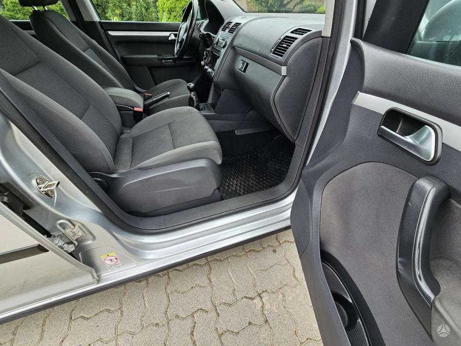 Pelēks Volkswagen Touran 2011 Kauņa, ar dzinēja tilpumu 1.60 L un nobraukumu 308 tūkst. km par 4300 €, foto 27 vietnē AUTOMOTO.COM.LV
