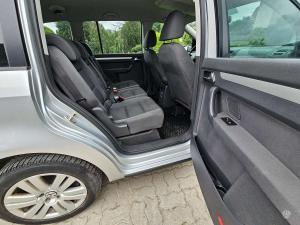 Pelēks Volkswagen Touran 2011 Kauņa, ar dzinēja tilpumu 1.60 L un nobraukumu 308 tūkst. km par 4300 €, foto 28 vietnē AUTOMOTO.COM.LV