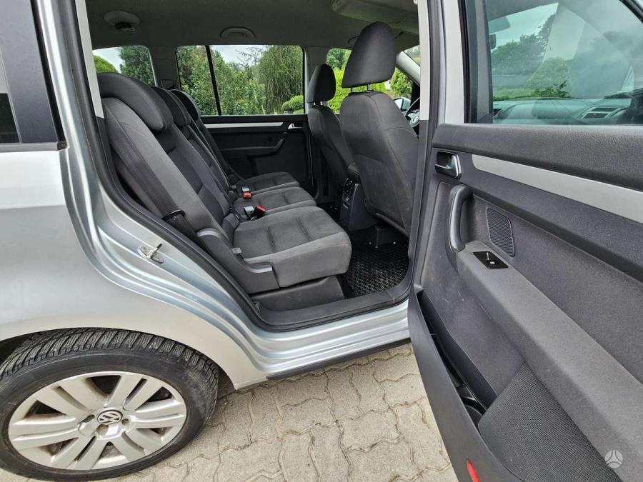 Pelēks Volkswagen Touran 2011 Kauņa, ar dzinēja tilpumu 1.60 L un nobraukumu 308 tūkst. km par 4300 €, foto 28 vietnē AUTOMOTO.COM.LV