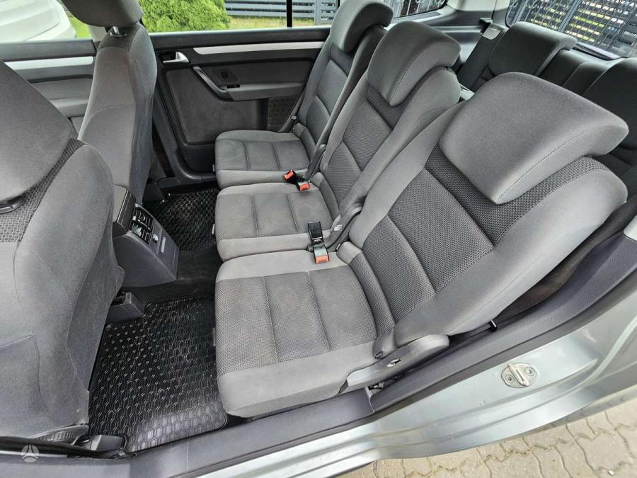 Pelēks Volkswagen Touran 2011 Kauņa, ar dzinēja tilpumu 1.60 L un nobraukumu 308 tūkst. km par 4300 €, foto 31 vietnē AUTOMOTO.COM.LV