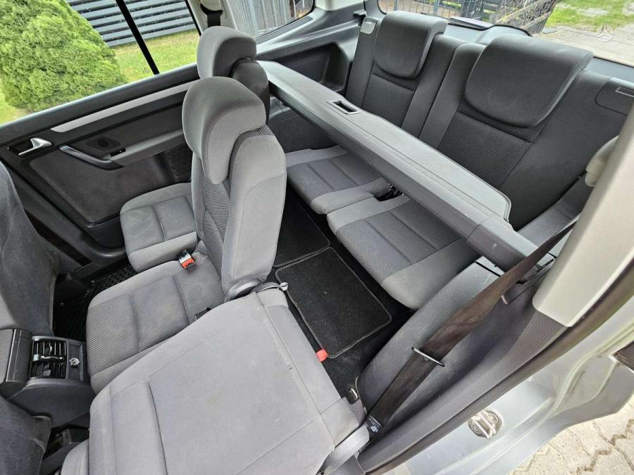 Pelēks Volkswagen Touran 2011 Kauņa, ar dzinēja tilpumu 1.60 L un nobraukumu 308 tūkst. km par 4300 €, foto 32 vietnē AUTOMOTO.COM.LV