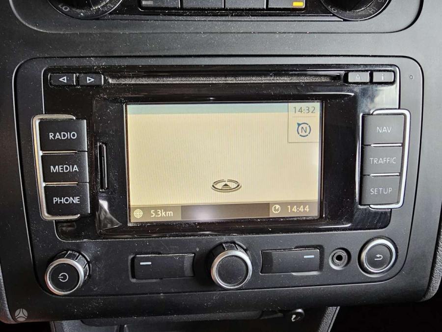 Pelēks Volkswagen Touran 2011 Kauņa, ar dzinēja tilpumu 1.60 L un nobraukumu 308 tūkst. km par 4300 €, foto 36 vietnē AUTOMOTO.COM.LV